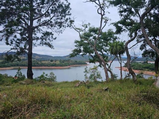 TERRENO PÉ NA ÁGUA COM 3.431 M² NA REPRESA DE VARGEM!