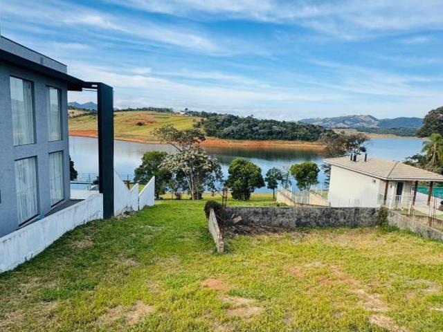 Terreno pé na água em condominio
