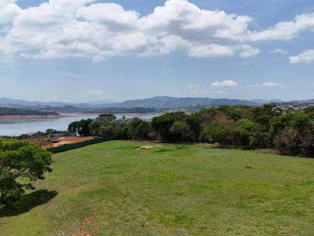 Terreno Pé na Água no Condomínio Reserva Paiquerê de Alto Padrão em Piracaia