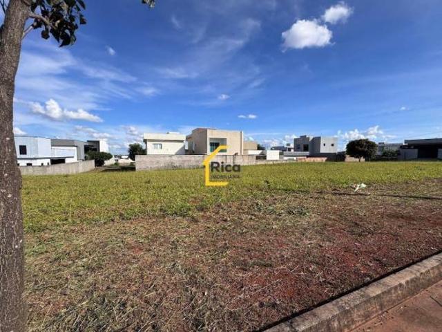 Terreno Plano na Avenida Principal do Residencial Villa Suíça!