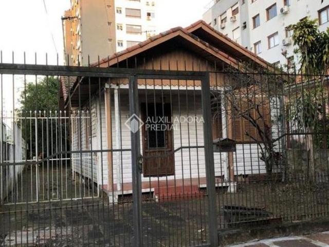 Terreno plano no bairro Higienópolis com 372 m2, possui uma casa habitável, com 3 quartos