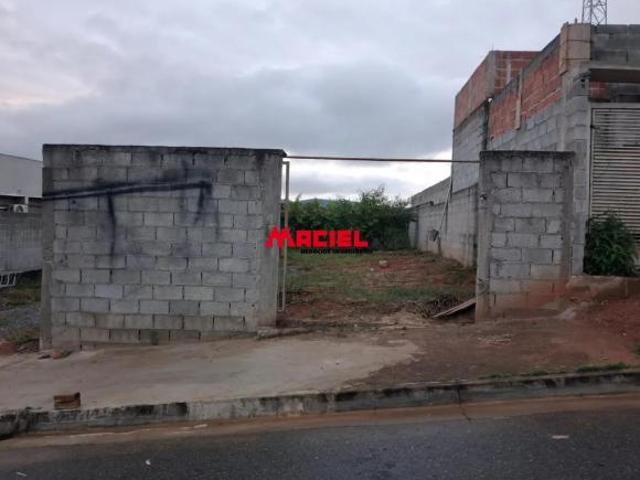 TERRENO PLANO NO BAIRRO SETVILLE, COM MUROS DE BLOCOS DE CIMENTO, PORTÃO E CALÇADA, ARVORES FRUTIFER