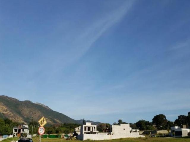Terreno plano no condomínio Gran Ville em Atibaia, muito bem localizado, próximo a tudo e fácil aces