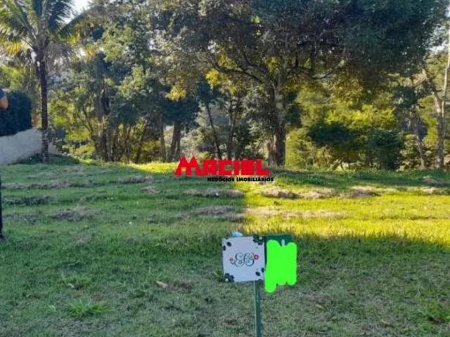 Terreno plano no condomínio Residencial Santa Bárbara