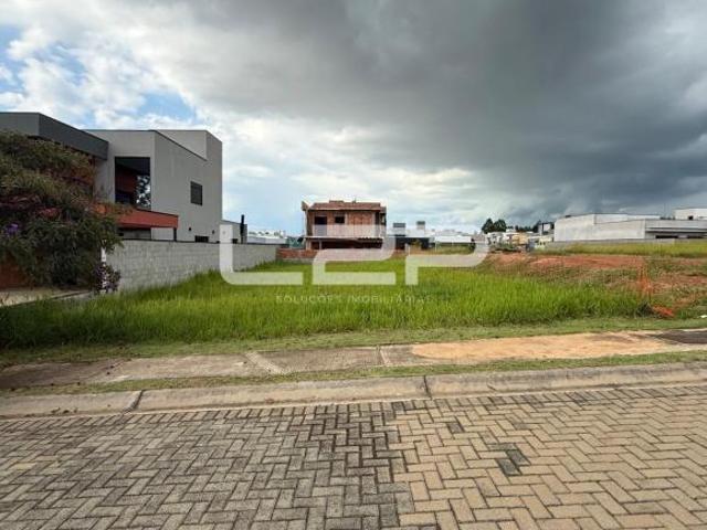 TERRENO PLANO À VENDA, LOCALIZADO NO CONDOMÍNIO PECAN TOWN & COUNTRY, NA CIDA.