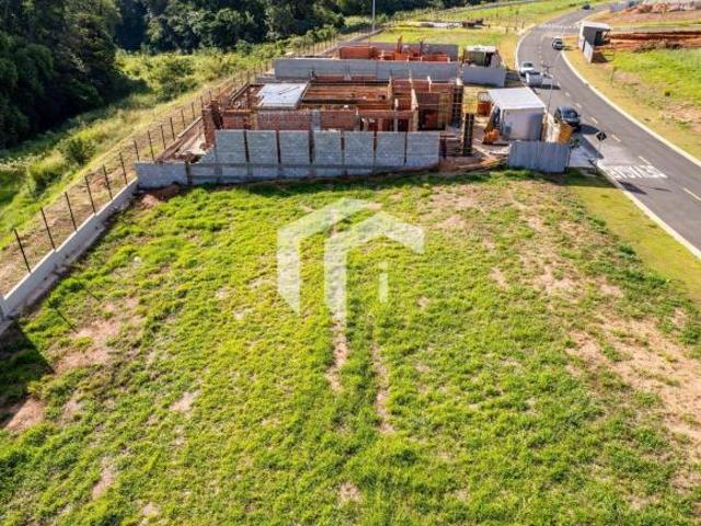 TERRENO PLANO COM 475M² DE ÁREA COM FUNDOS PARA ÁREA DE PRESERVAÇÃO