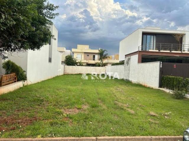 terreno plano com 300 m² no Condomínio Club Reserva Real