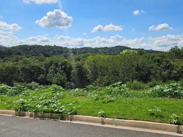 Terreno plano com 382,50m² à venda em condomínio