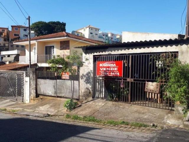 Terreno plano com 3 casas antigas