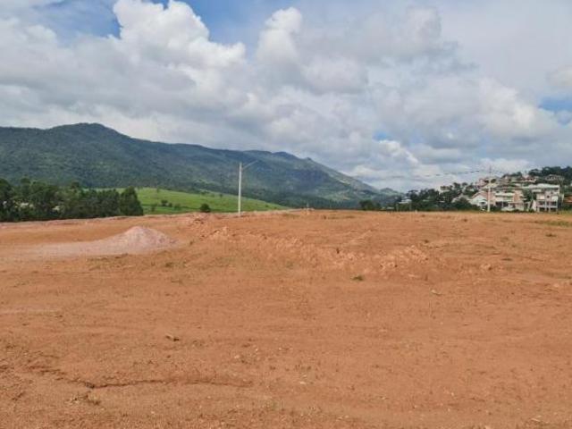 Terreno plano com uma linda vista para as montanhas no Condomínio Vista da Serra em Atibaia SP