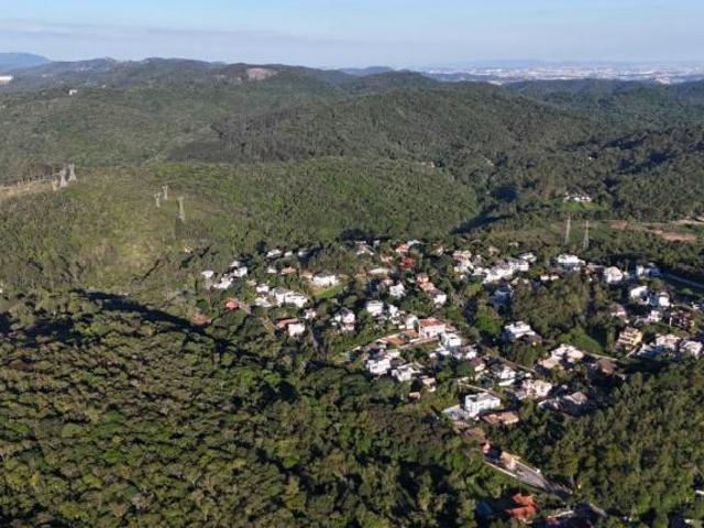 Terreno plano com vista em condomínio fechado com 1043m² pronto para construir
