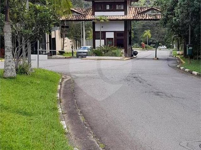 Terreno plano condomínio, sem árvores e pedras e com 897m2