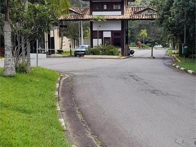 Terreno plano condomínio, sem árvores e pedras e com 897m2