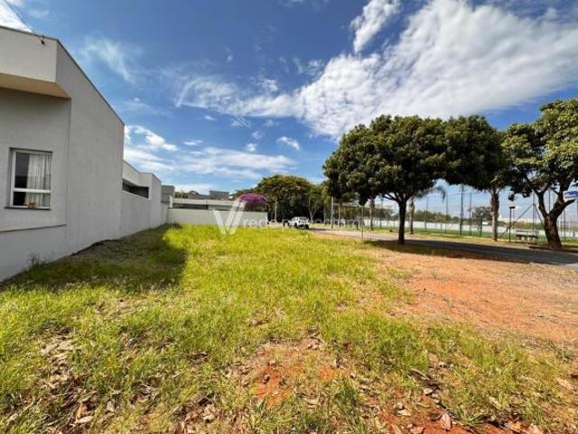 Terreno plano de esquina a venda no condomínio Campo do Conde 2 em Paulínia
