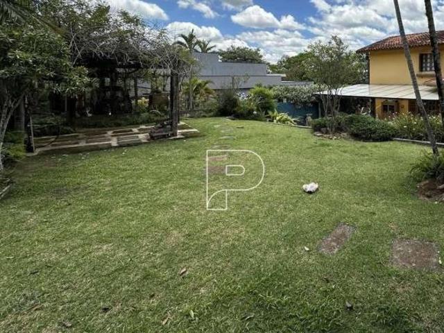 Terreno plano e gramado em condomínio na Granja Viana!