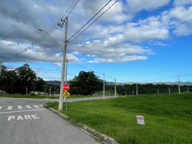 TERRENO PLANO EM CONDOMINIO FECHADO BORDA DO LAGO