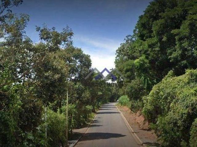 Terreno plano próximo à portaria principal