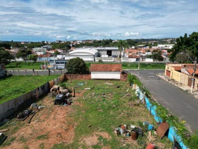 Terreno plano. Rua asfaltada. Toda a infraestrutura necessária. Bairro excelente