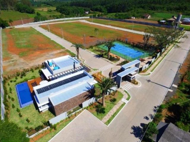 Terreno situado em um condomínio com portaria 24 horas, piscina, churrasqueira, jardim e quadra de e