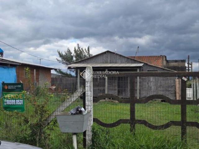 Terreno Urbano em Capão Novo com uma Casa de Madeira