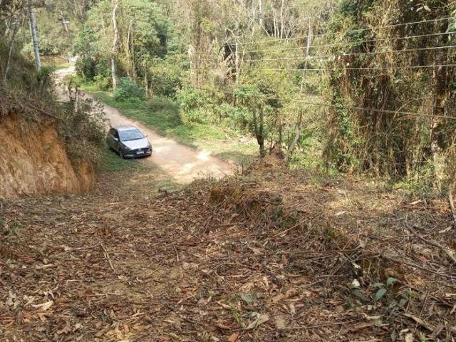Terreno 1250 m² excelente localização declive médio terraplanagem, fundo riacho