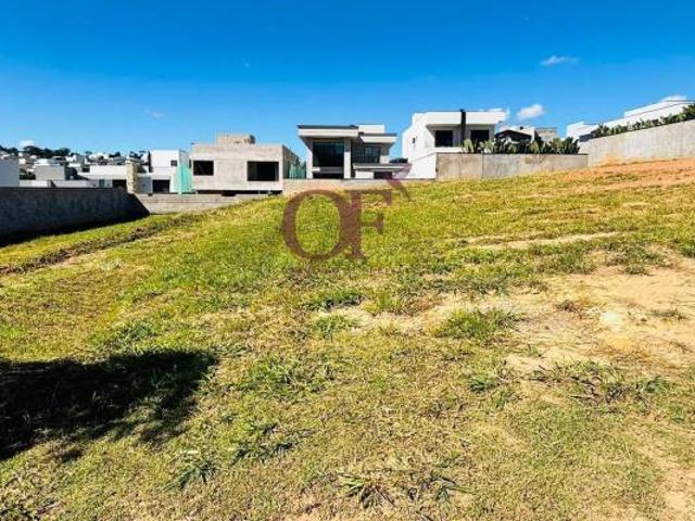 Terreno 390 m² em declive no Condomínio Brisas Jundiaí/SP – Lote B2, fácil acesso e lazer
