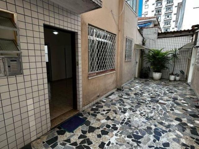 Térreo de dois dormitórios reformado com garagem e quintal