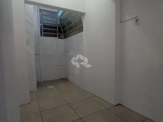 Térreo, reformado, desocupado. 77,98m² de área útil