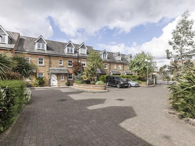 Tersha Street, Richmond TW9 3 bed terraced house to rent £3,500 pcm £808 pw