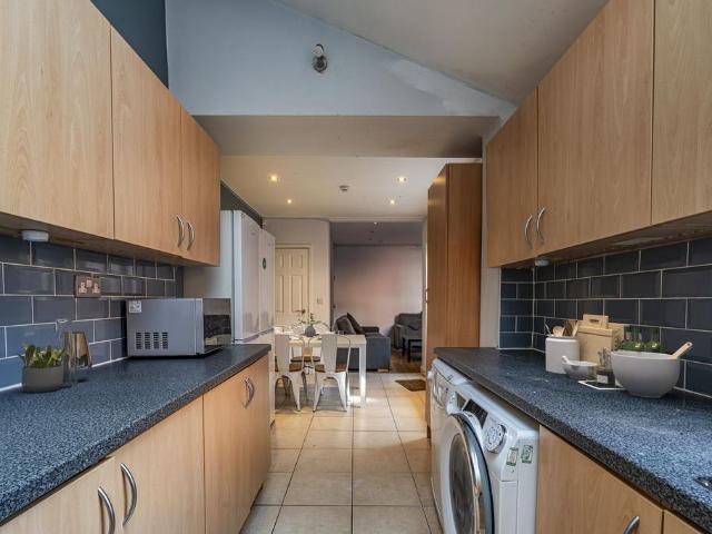 Teversal Avenue, Nottingham, NG7 4 bed terraced house to rent £2,825 pcm £652 pw