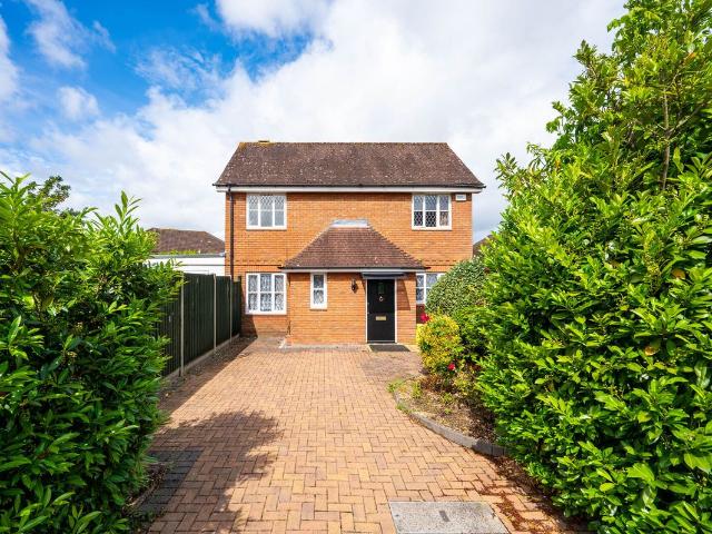 Teviot Close, Stoughton, Guildford GU2, 3 bed detached house to rent, £3,200 pcm | PrimeLocation