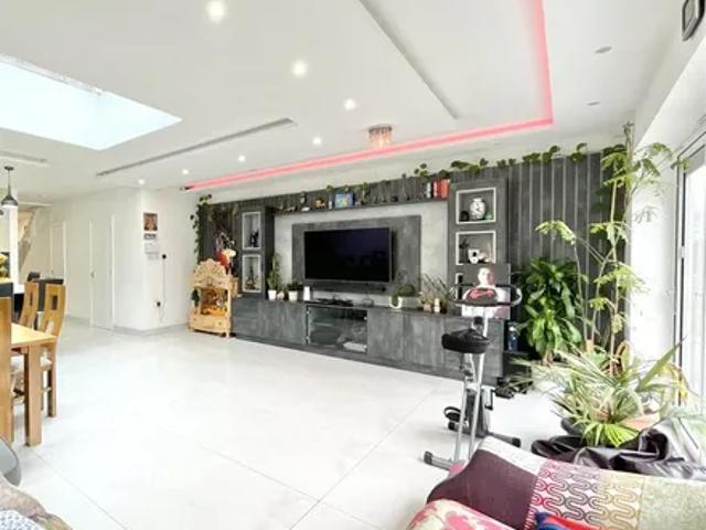 Tewkesbury Gardens, London, NW9 0QT, United Kingdom | 4 bed duplex for rent #138472977 | Rentberry