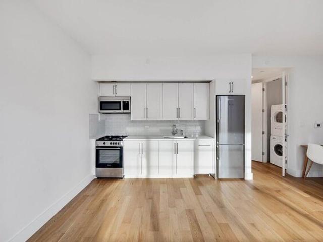 Th Dr Unit,queens, Condo For Sale