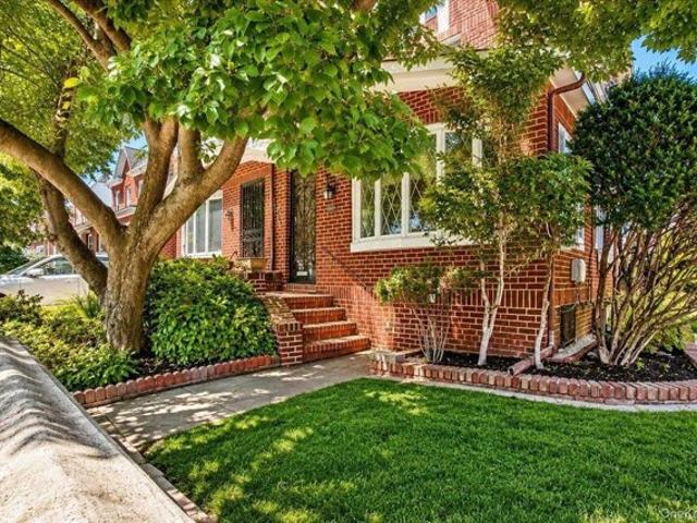 Th Dr, Rego Park, Home For Sale