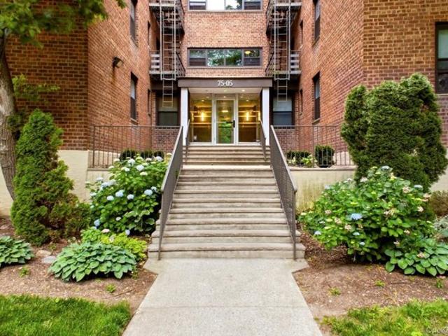 Th St Apt P, Oakland Gardens, Property For Sale