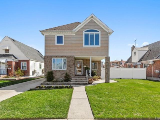 Th St, Glen Oaks, Home For Sale
