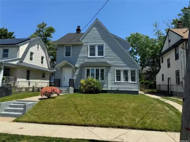 TH ST, SAINT ALBANS, NY 11412 Single Family Residence For Sale.