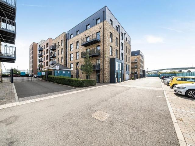 Thomas Blake Avenue, Hampshire SO14 2 bed flat to rent £1,750 pcm £404 pw