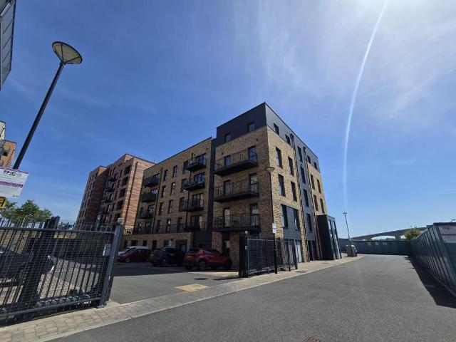 Thomas Blake Avenue, Southampton 2 bed apartment to rent £1,450 pcm £335 pw