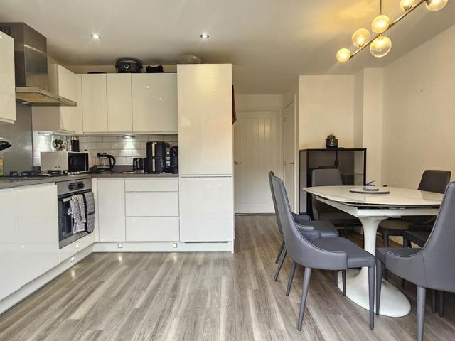 Thomas Drive, Swanscombe, DA10 3 bed house to rent £2,400 pcm £554 pw