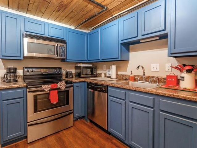 Thomasboro Hoskins Historic Condo, a 4 minute wal