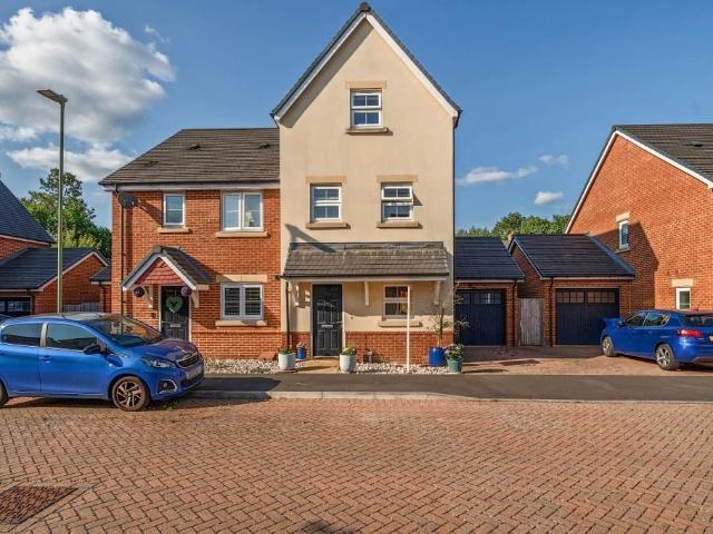 Thompson Way, Farnborough GU14, Room to rent, £975 pcm | PrimeLocation
