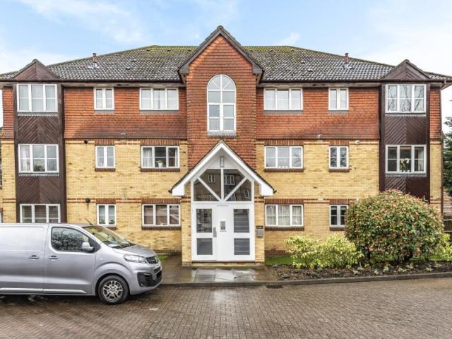 Thompson Way, Rickmansworth WD3 2 bed apartment to rent £1,550 pcm £358 pw