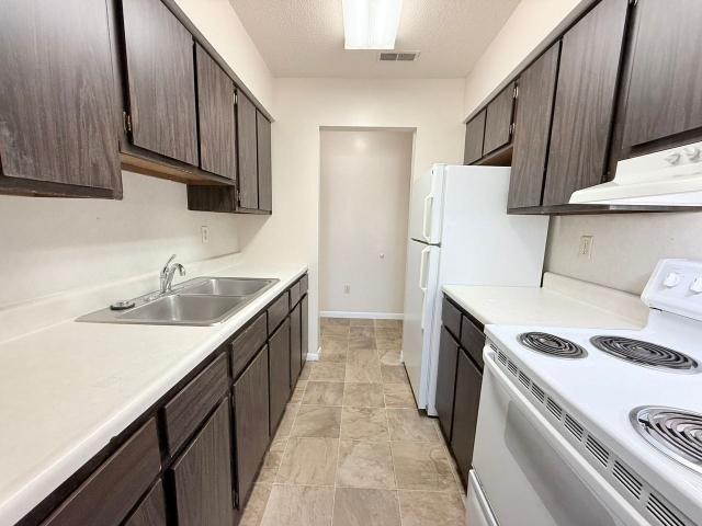 Thompson Apartments 2 Bedroom Apartment for Rent at 110 Thompson Dr, Lincoln, IL 62656