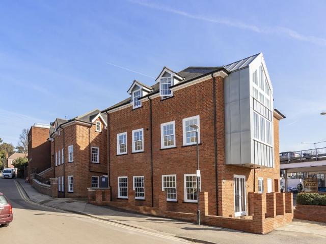Thompsons Close, Harpenden AL5, 2 bed flat to rent, £2,100 pcm | PrimeLocation