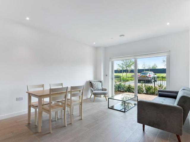 Thonrey Close, Colindale, London, NW9 2 bed flat to rent £2,643 pcm £610 pw