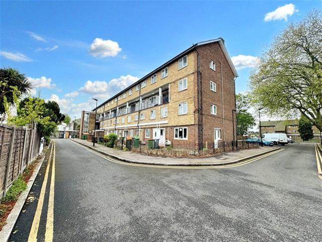 Thorogood Gardens, Stratford 3 bed flat to rent £2,400 pcm £554 pw