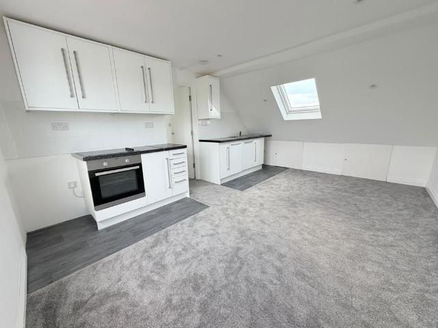 Thorn Close, Northolt UB5 1 bed flat to rent £1,395 pcm £322 pw