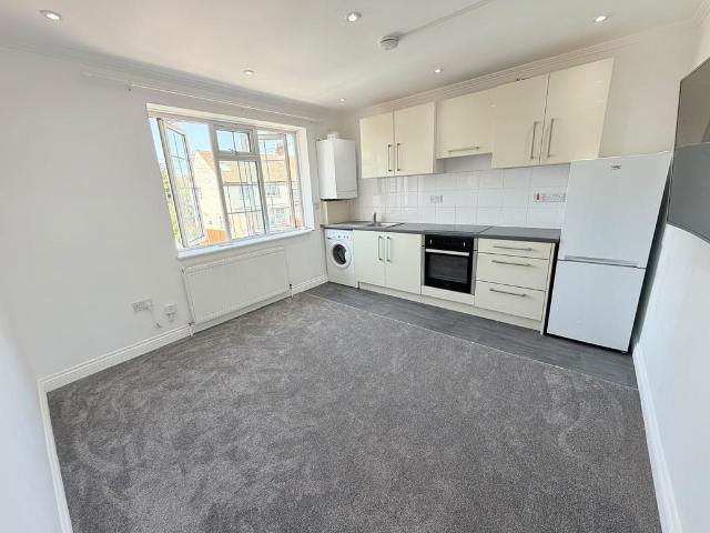 Thorn Close, Northolt UB5 1 bed flat to rent £1,495 pcm £345 pw