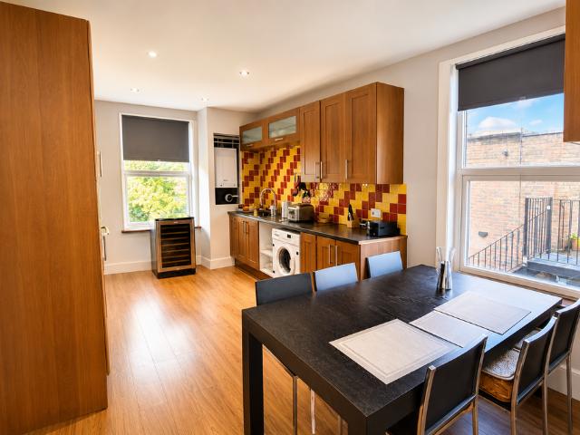 Thornbury Road, Isleworth 3 bed flat to rent £2,200 pcm £508 pw